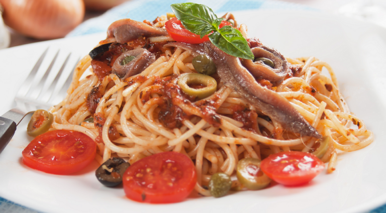 I sapori di Stromboli: Spaghetti di Stromboli ai capperi - SNAV Magazine